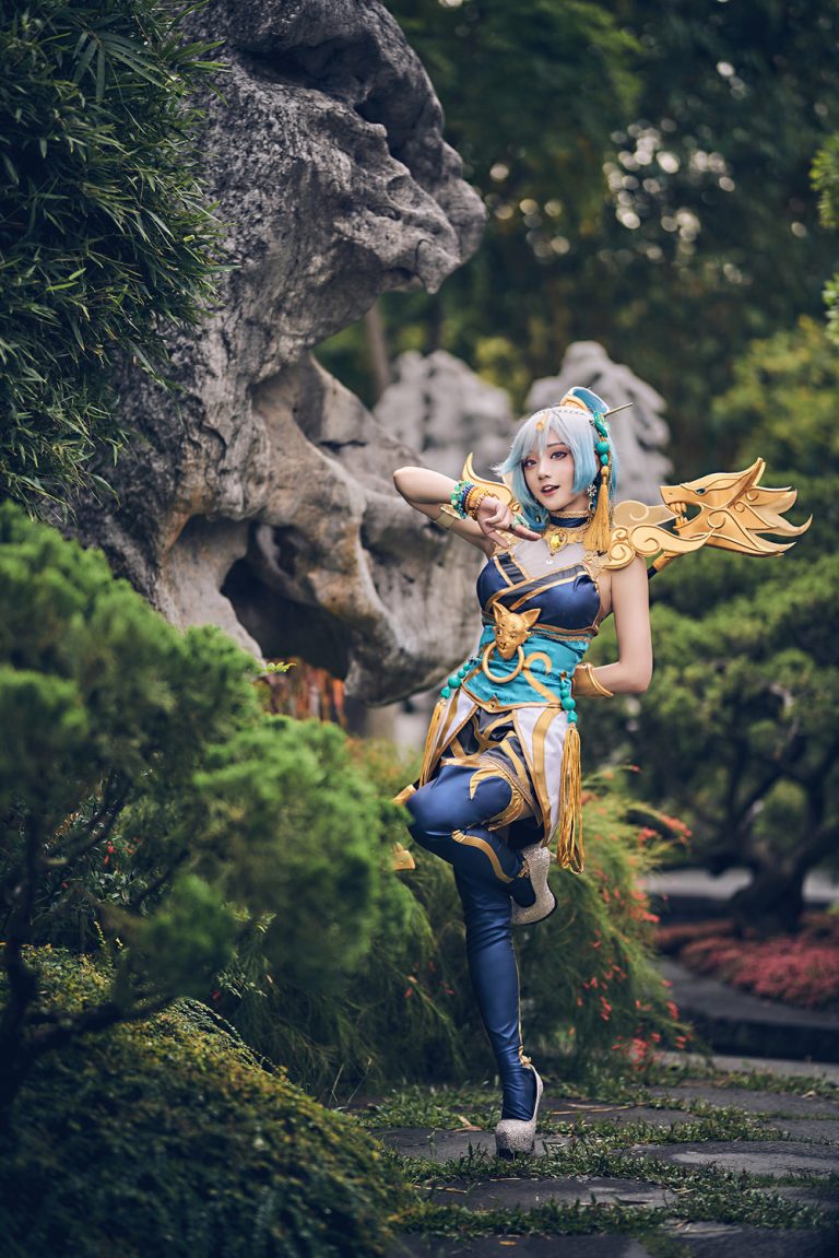 This Lunar Empress Lux cosplay from League of Legends is perfect - Dot ...