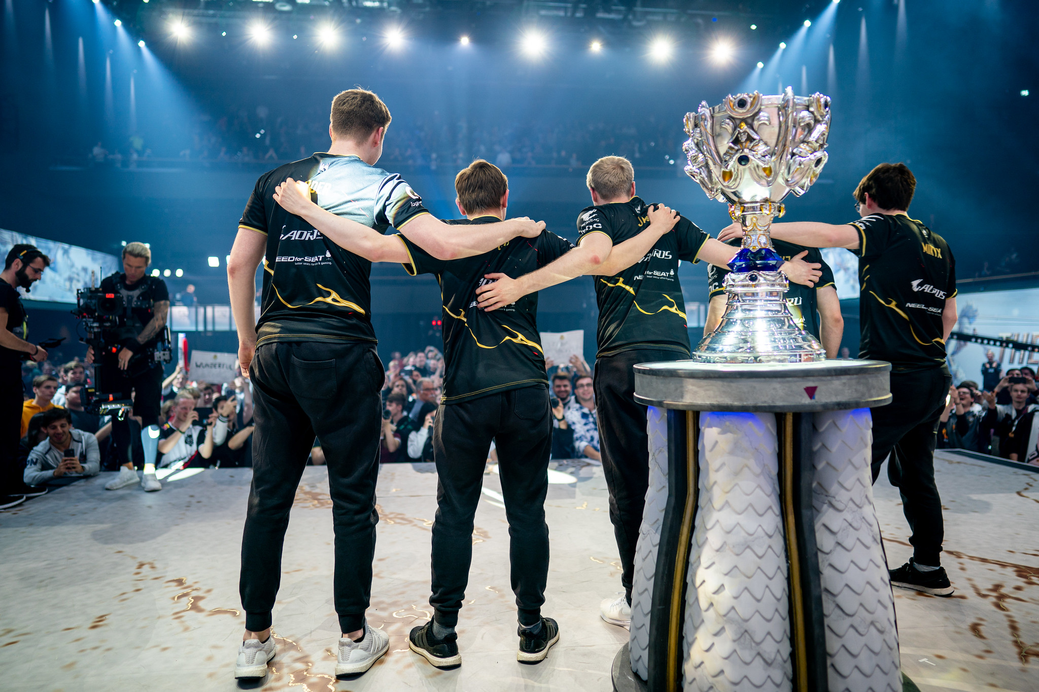 G2 are undefeated moving into the second half of the Worlds group stage ...