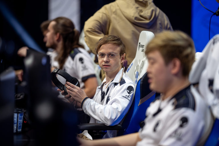 LNG hand Team Liquid their first loss at Worlds 2021 - Dot Esports