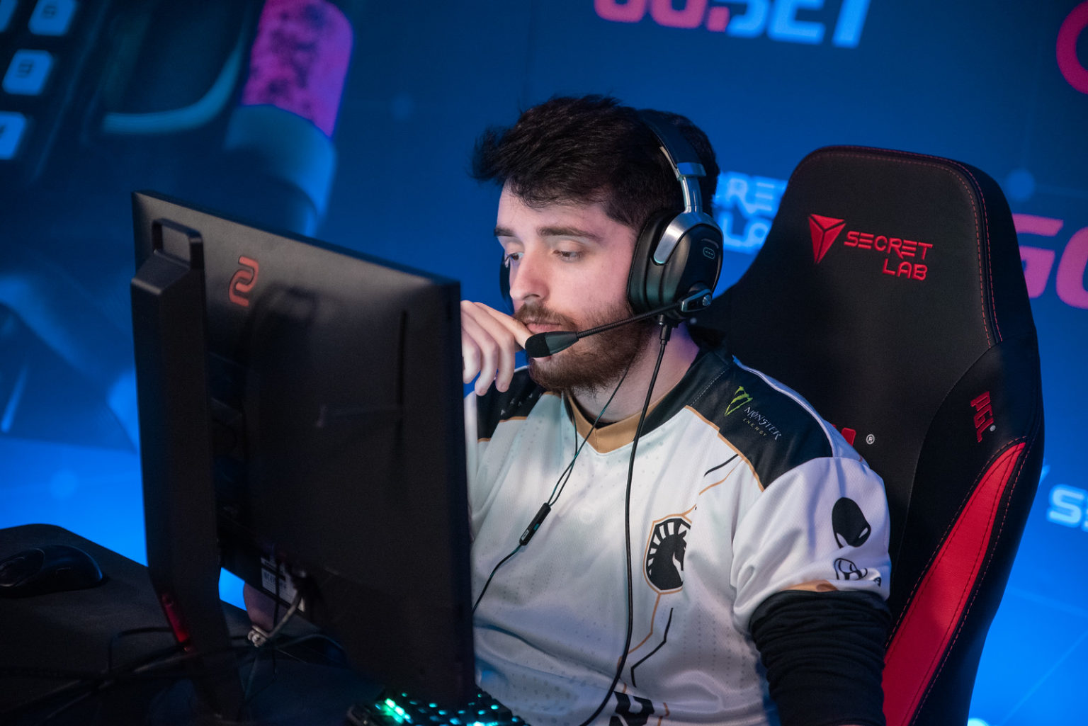 NAF's settings, crosshair, and viewmodel for CS:GO - Dot Esports