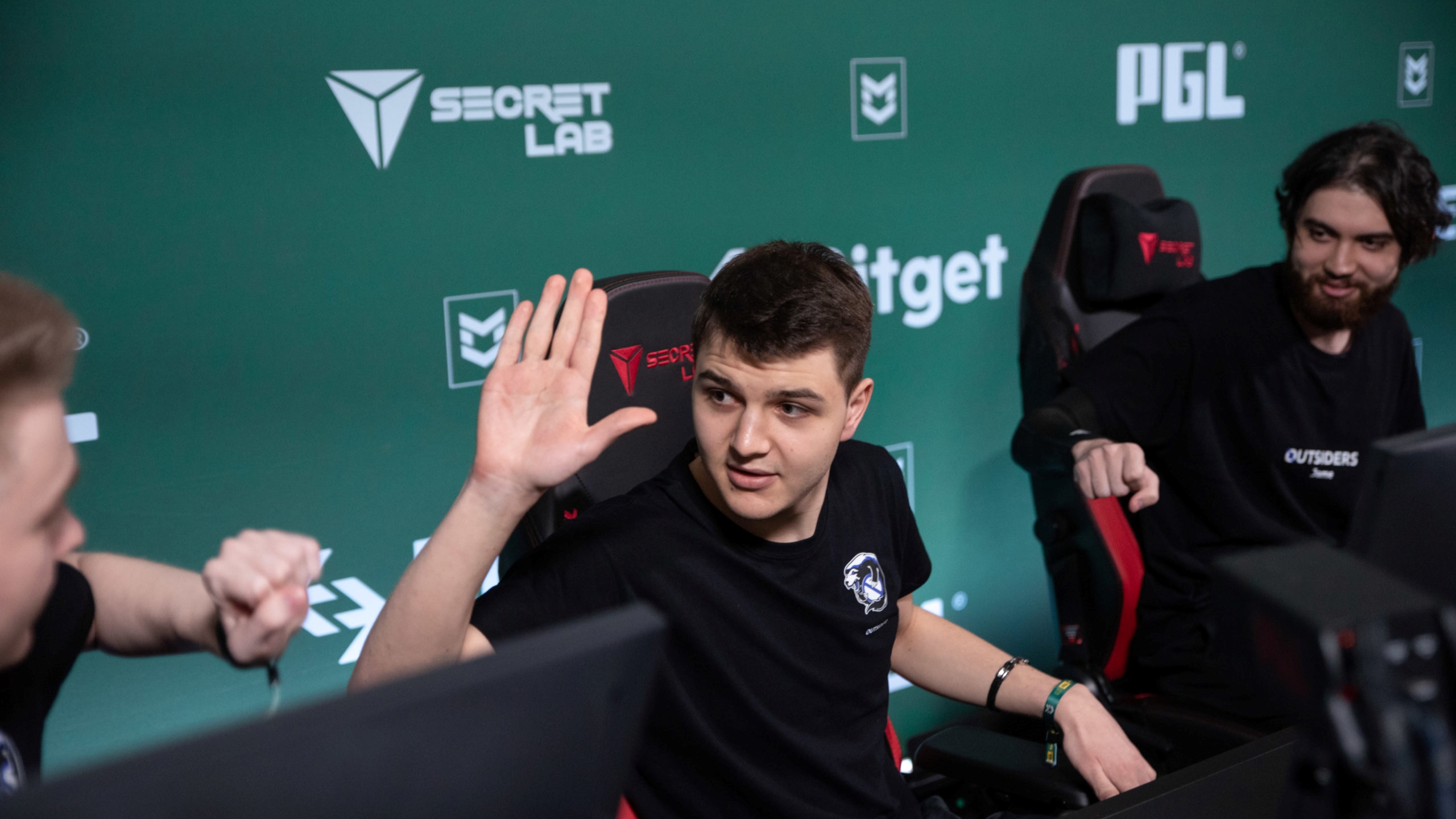 Outsiders advance to 2-1 bracket at PGL Antwerp Major over perplexed ...