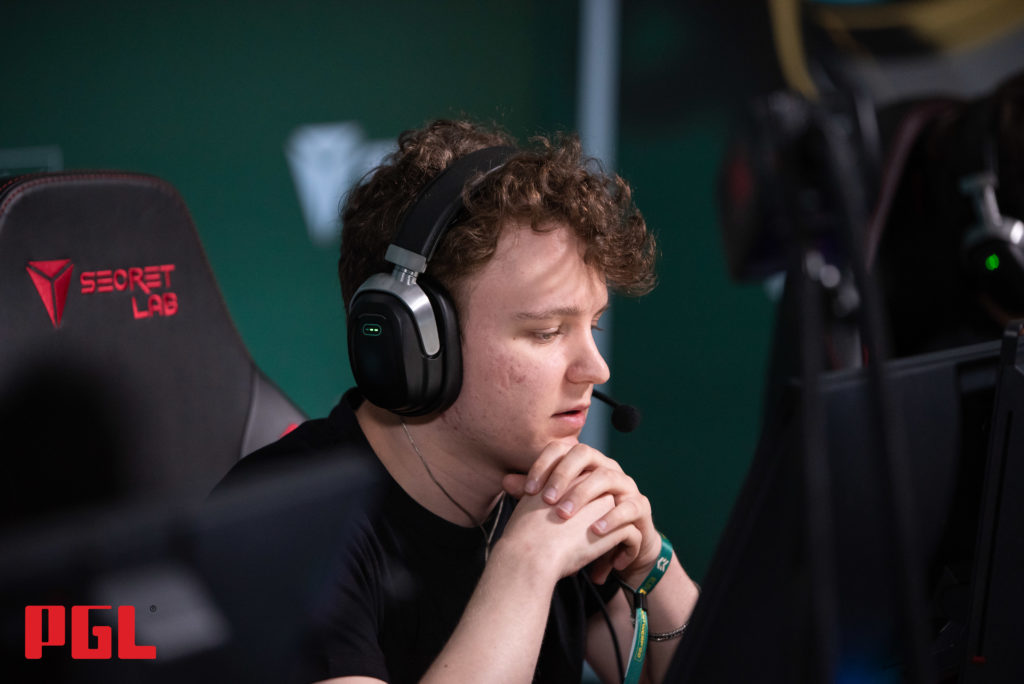 Outsiders reverse sweep forZe under YEKINDAR's lead, advance to Legends ...