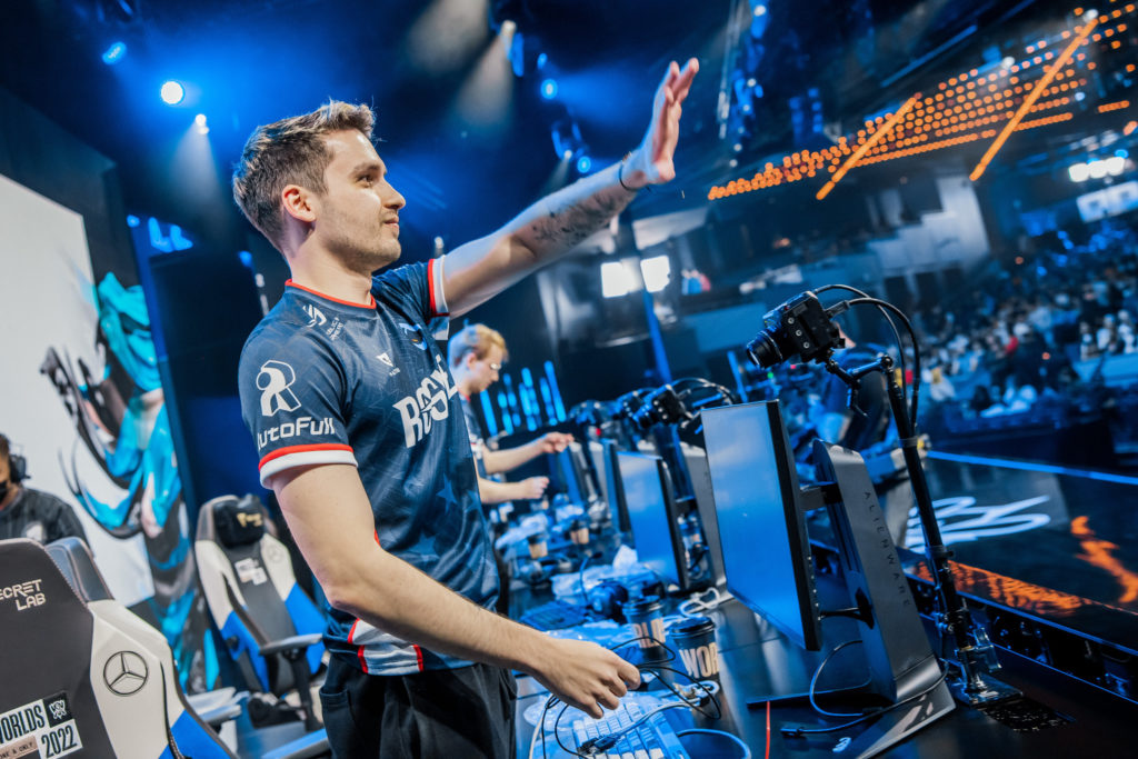 Winners and losers after first round robin of Worlds 2022 group stage ...